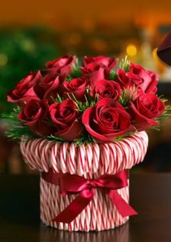 Beautiful Christmas Centerpieces using candy and flowers - FaveThing.com