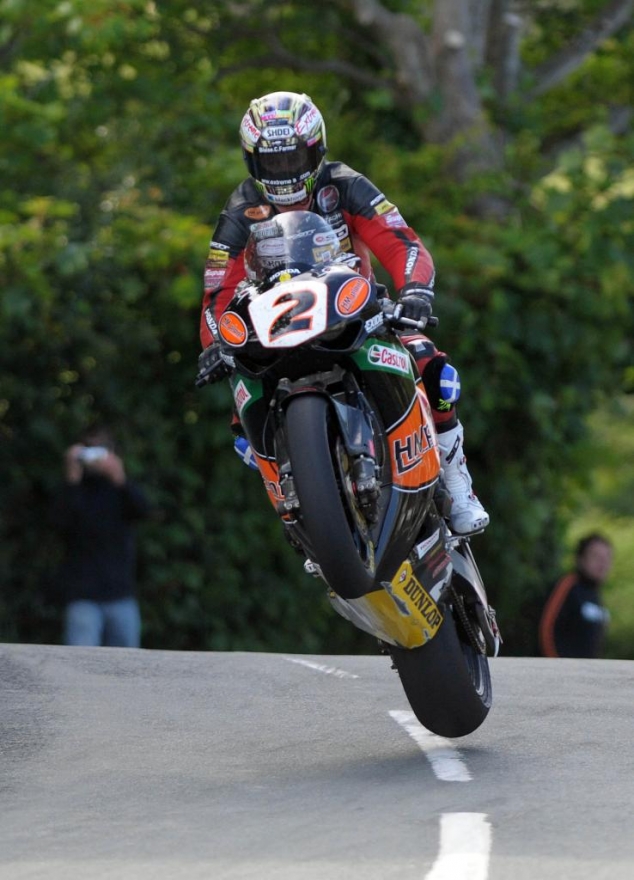 Awesome Honda Motorcycle Speed Wheelie - FaveThing.com