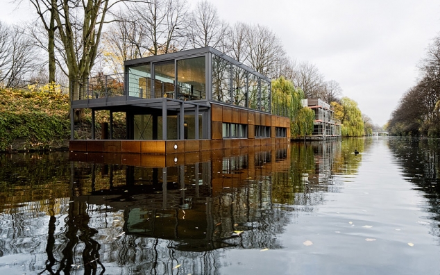 Floating modern architecture - an amazing houseboat - FaveThing.com