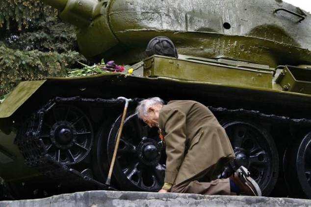 Old Vet & his tank - FaveThing.com