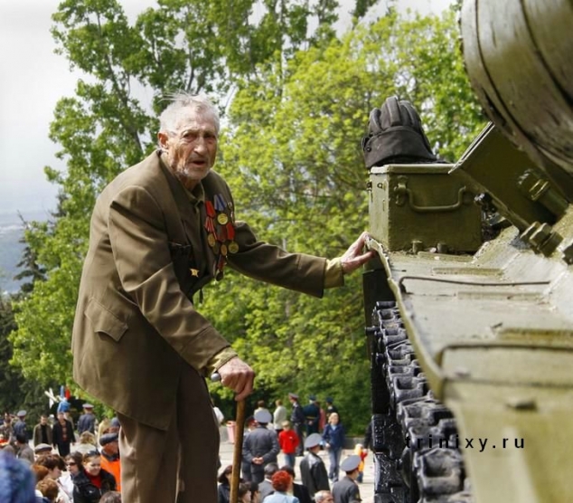Old Vet & his tank - FaveThing.com